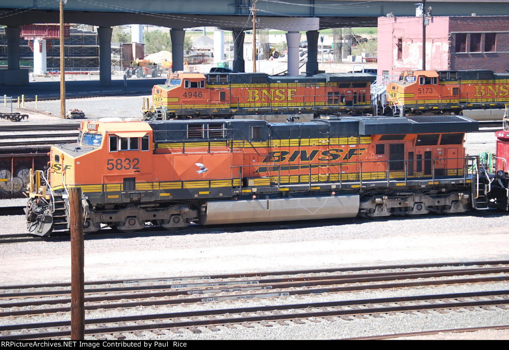 BNSF 5832
